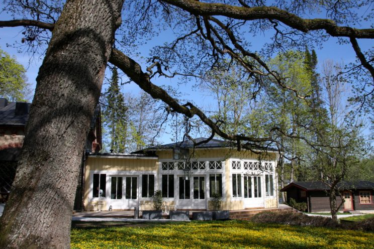 Kevätpäivä Mustion linnan puistossa - Matkablogi Mangostania